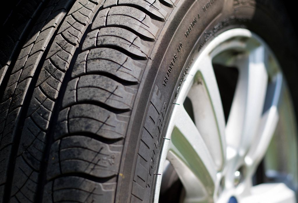 Winkendes Michelin M nnchen Als Logoaufdruck Auf Einem Autoreifen