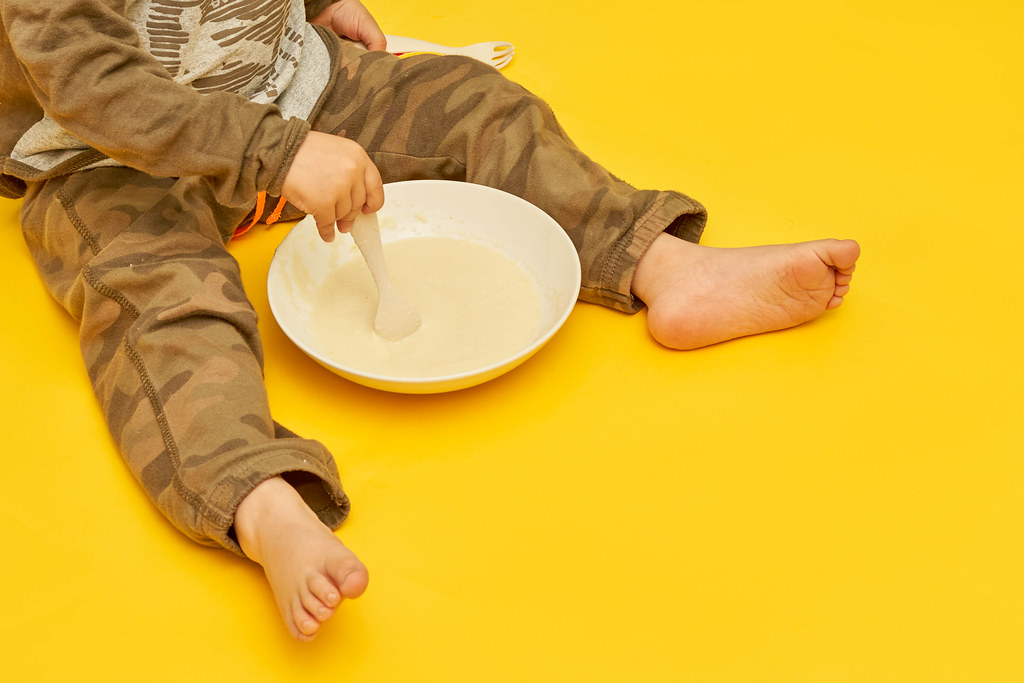 2 Years Old Kid Eating Healthy Porridge Creative Commons Bilder 2 Years Old Kid Eating Healthy Porridge Creative Commons Bilder